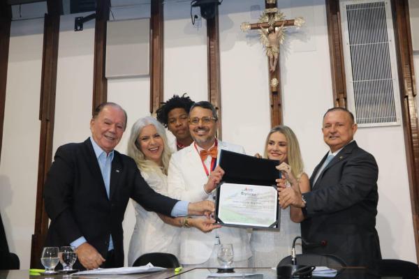 Ao lado de personalidades, Ivana Bastos entrega Comenda 2 de Julho ao ...