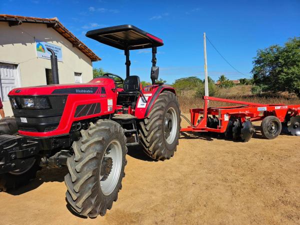 Deputado Charles Fernandes entrega trator agrícola com implementos para ...