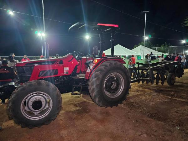 Deputado Charles Fernandes entrega Trator e Implementos Agrícolas para ...
