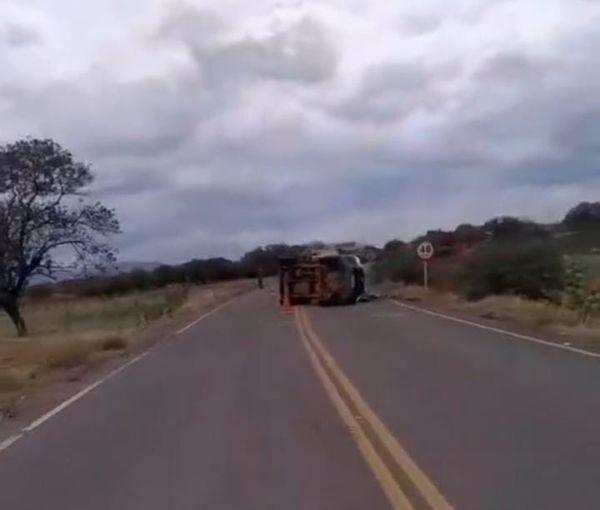 Veículo da Coelba tomba na BA-263, em Urandi. - Alô Cidade