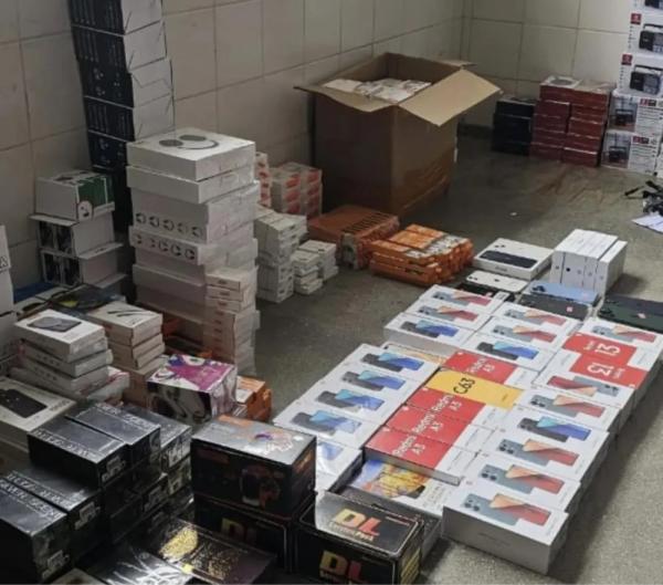 Polícia Rodoviária Estadual apreende 61 smartphones e grande quantidade ...